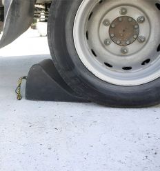 Cales-roues poids lourds pour sécuriser quai et remorque